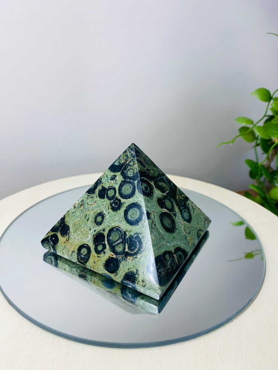 Kambaba Jasper Pyramid / paper weight – Evolving Earth Designs